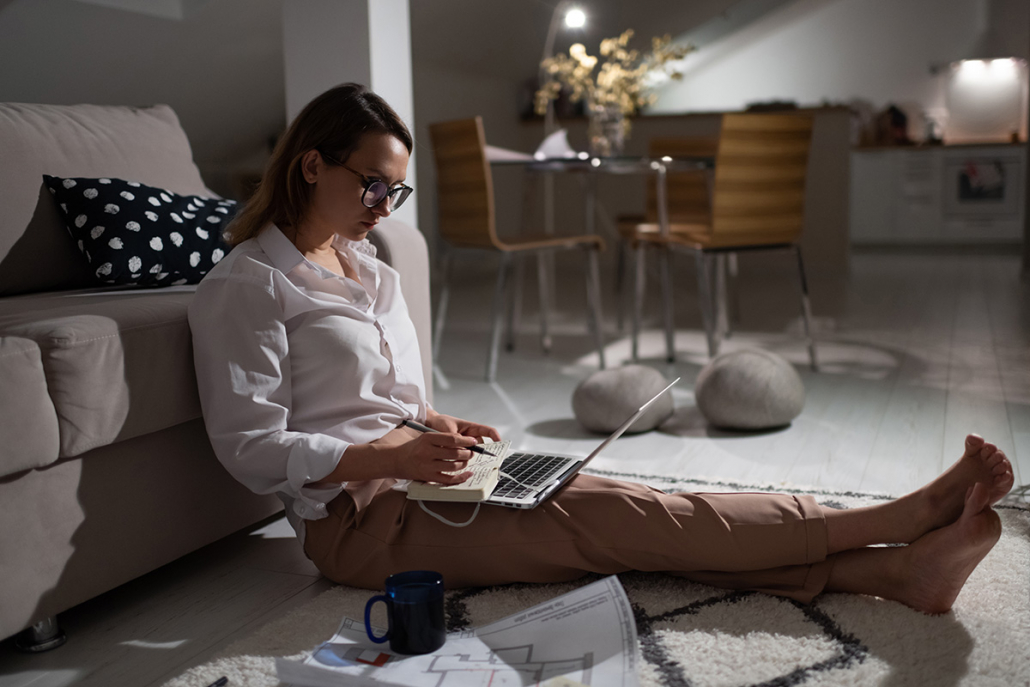 busy-woman-working-remotely-from-home-PBJCL5N – 4TC Services